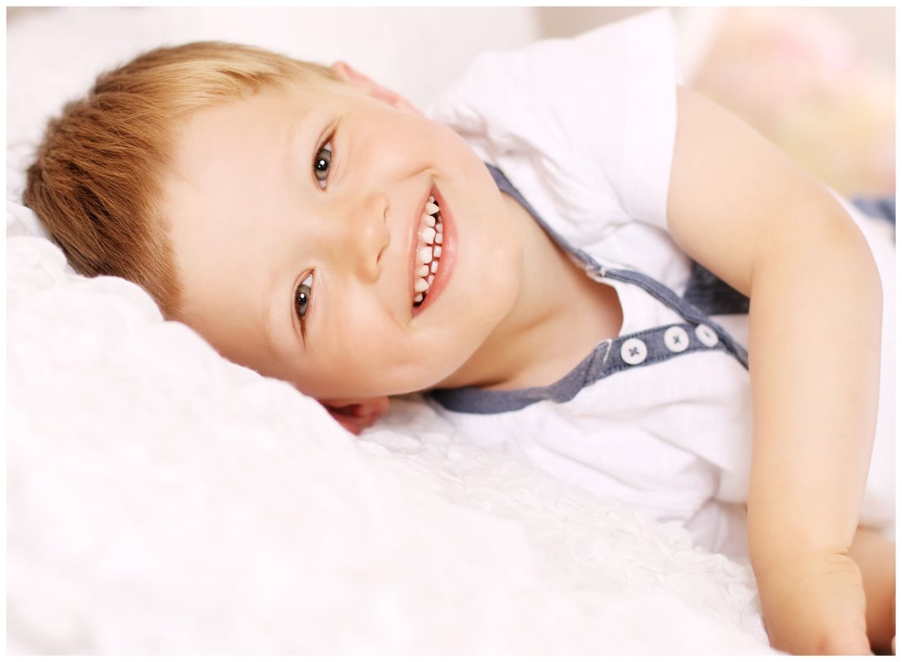 Čisté a přirozené fotky dětí a rodiny z focení v ateliéru v Praze ...